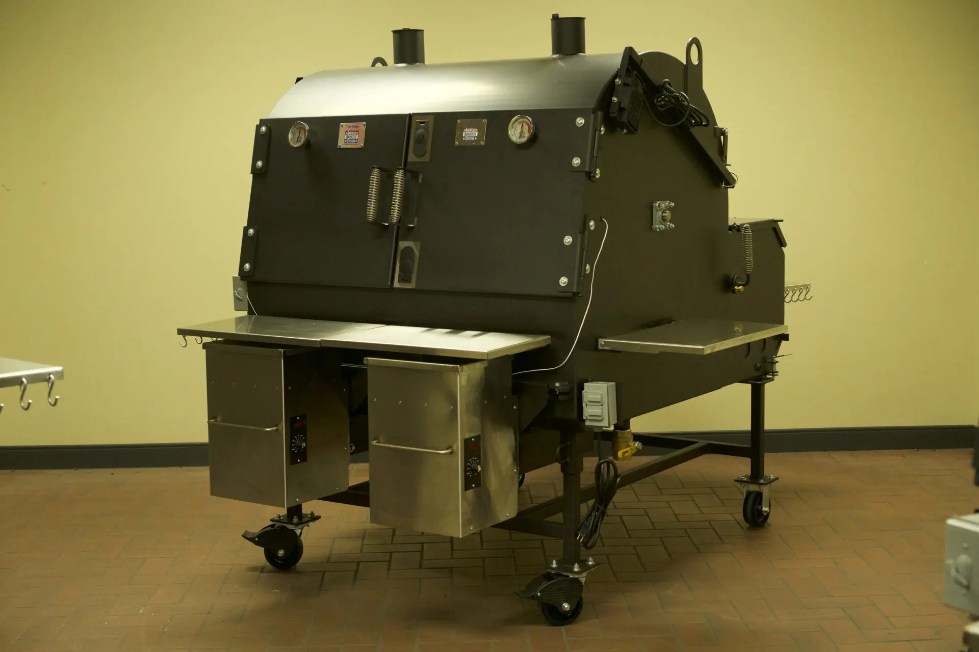 Judge 4FT with Legs and Mounting Pads